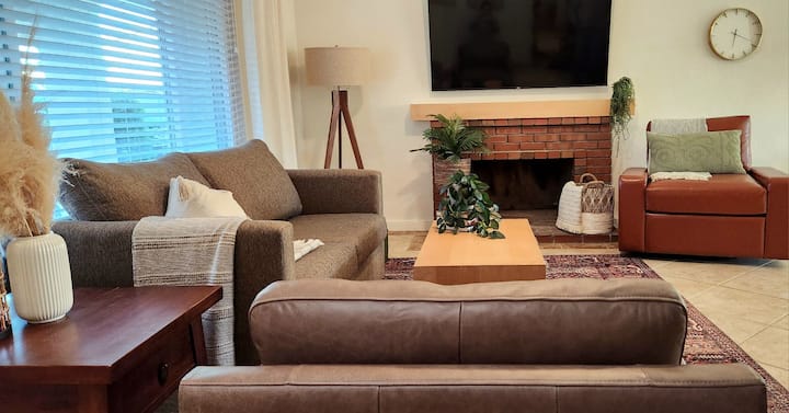 Cozy Home In Victorville Near Freeway & Mall - Victorville, CA