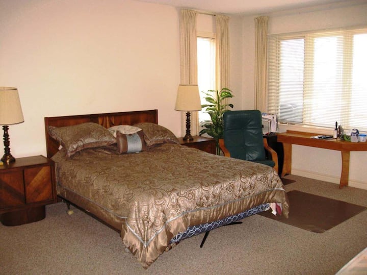 Spacious Private Custom Home - Barrie