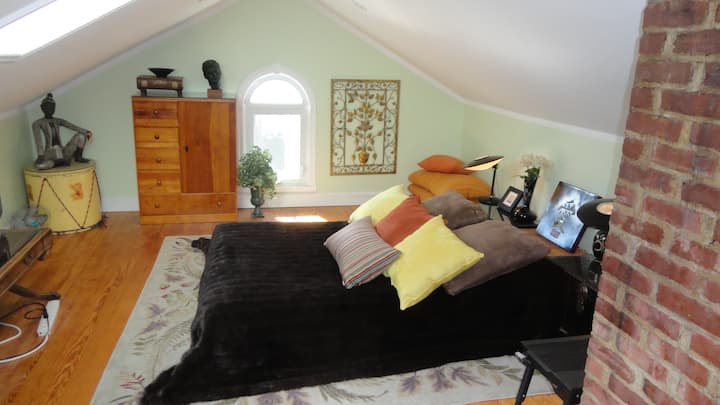 Spacious Sky Loft Room - White Plains, NY