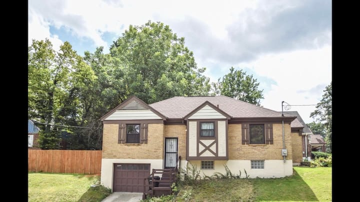 Comfortable Large House Near Everything! - Cincinnati, OH