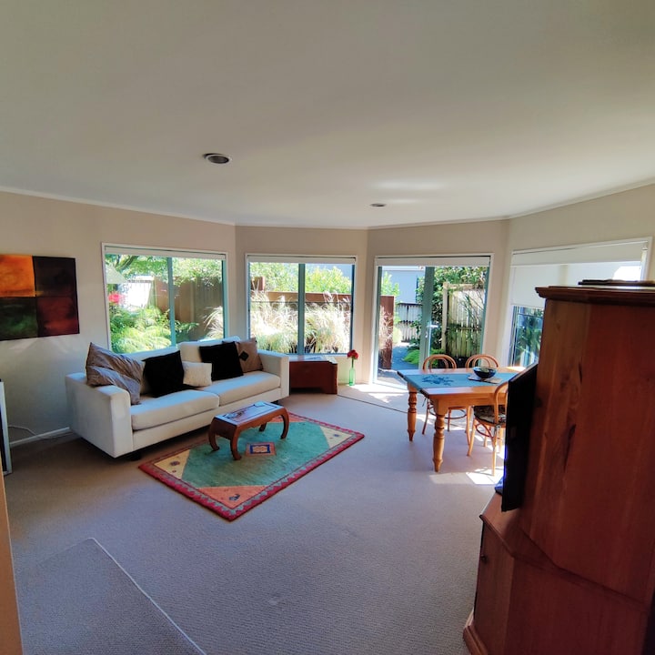 Garden Seclusion. - New Plymouth