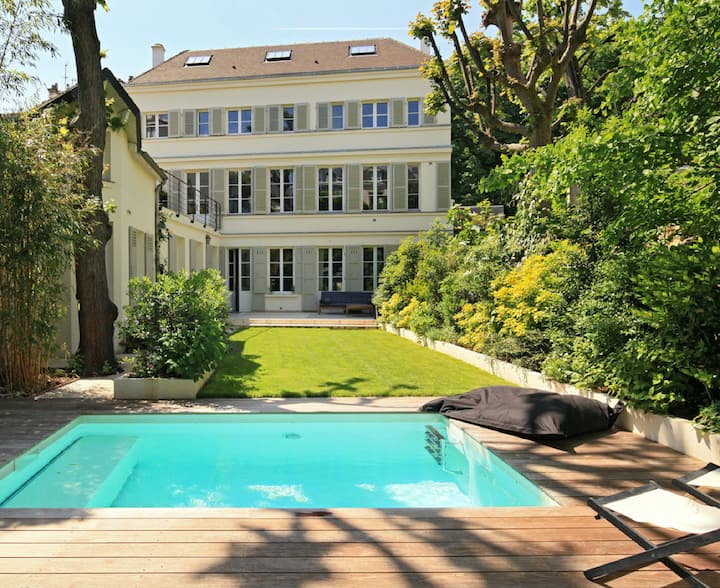 Maison Exceptionnelle 350m2 Avec Jardin Et Piscine - 