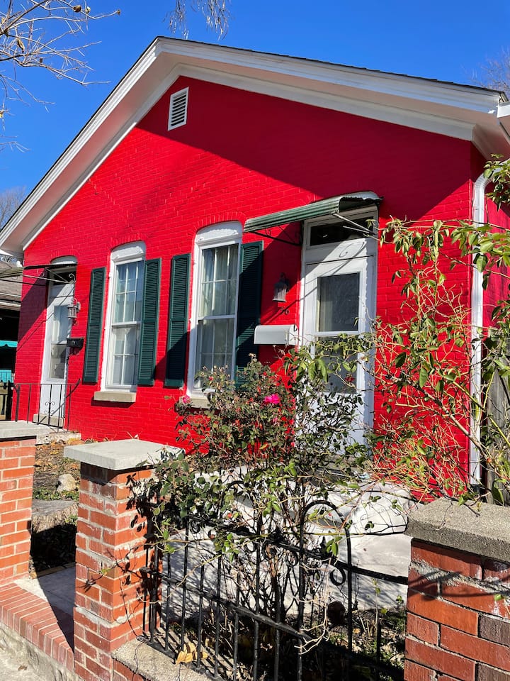 Centrally-located, 4-bed, 2 Bath Home With Kitchen - Dayton, OH