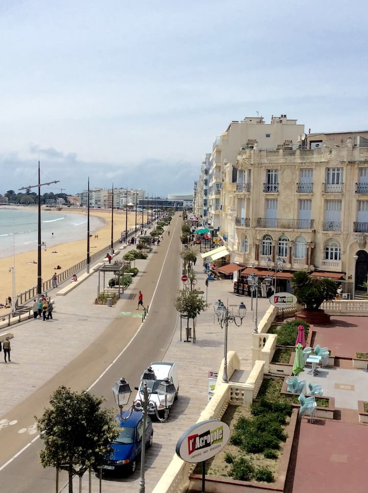 Les Sables D'olonne Au Bord De La Grande Plage - Les Sables-d'Olonne
