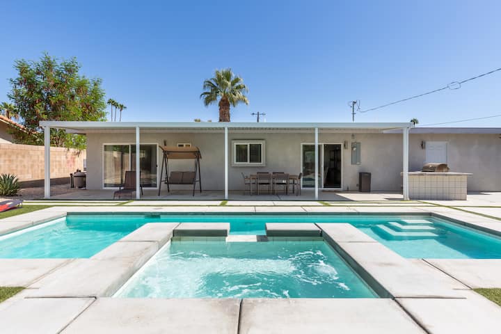 Luxurious Getaway - Palm Springs, CA