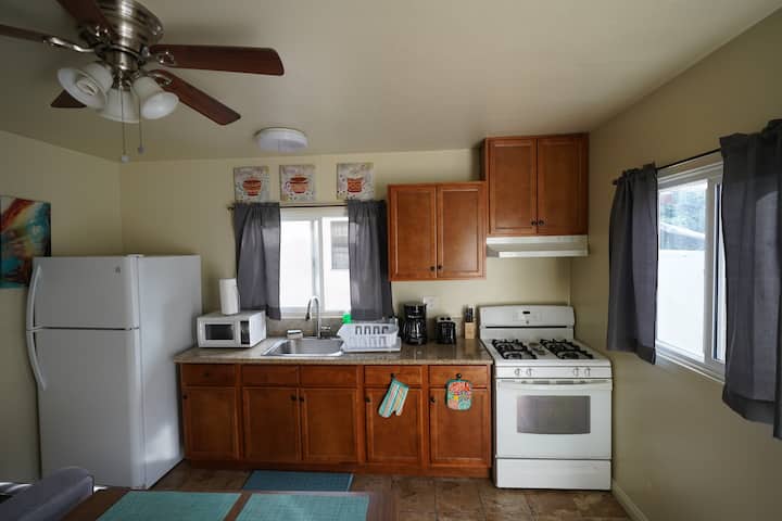 Clean Comfortable Home In East La, Sleeps 6 - Florence Avenue – Los Angeles