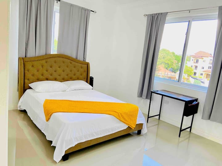 Modern 2 Bedroom Apt. With Infinity Rooftop Pool - Kingston