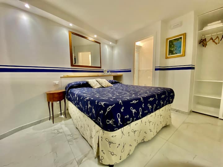 New Design Double Room In The Plaza - No Steps! - Riomaggiore