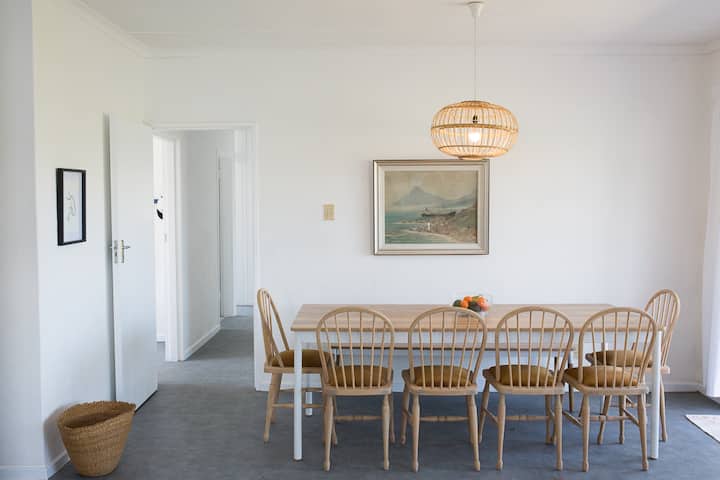 Contemporary Seaside Cottage With Hot Tub - Pringle Bay