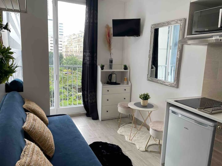 The Eiffel Tower Bail Mobilité - París