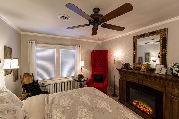 Canterbury Tales Room - Flint, MI