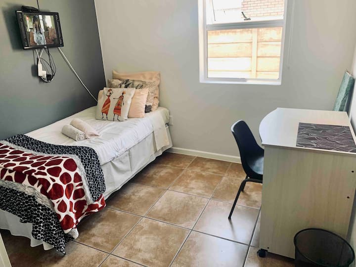 Single Room In Security Complex Close To Airport - Cape Town