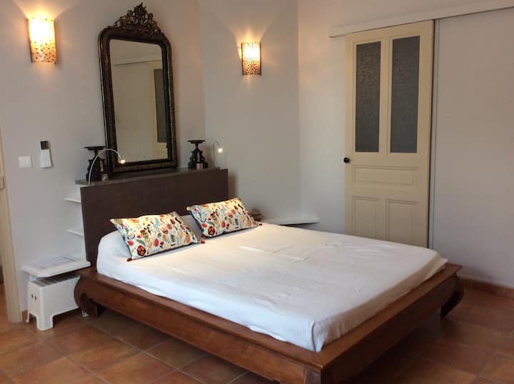 Chambre Indépendante,clim,dans Maison De Ville. - Nîmes