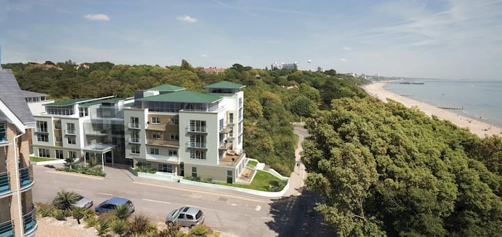 Stylish 2 Bedroom Apartment With Sea Views - Bournemouth