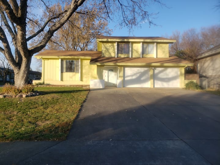 Southwest Omaha Home.  I-80 Access Nearby. Nice !! - Omaha, NE