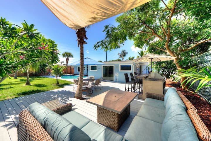 Tropical Heated Pool Home, Easy Walk To The Beach! - Cocoa Beach, FL