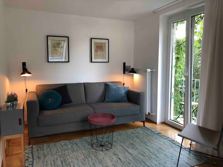 Sonniges Balkonzimmer Mit Blick Ins Grüne - Munich