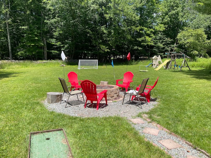 Big Spacious Cabin Near Lakes, Pools, Playground. - Lake Wallenpaupack, PA