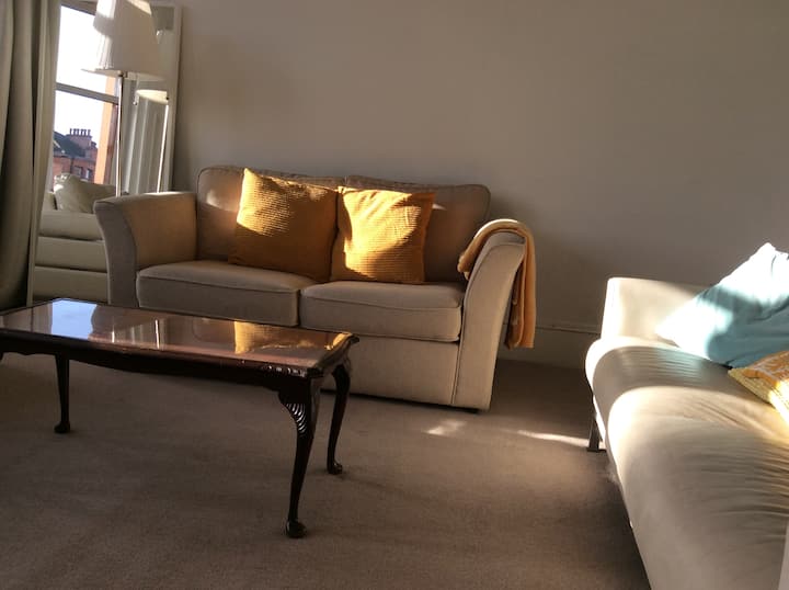 Room In A Spacious Flat - Glasgow