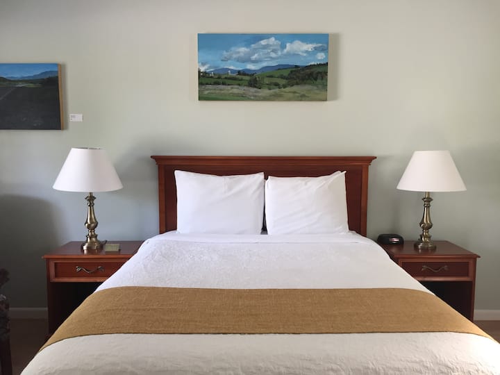 Harwood Hill Motel - Deluxe Queen - Bennington, VT