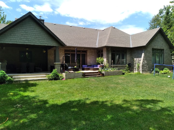 Spacious 4 Bedroom Bungalow, Walk To The Beach! - Port Elgin