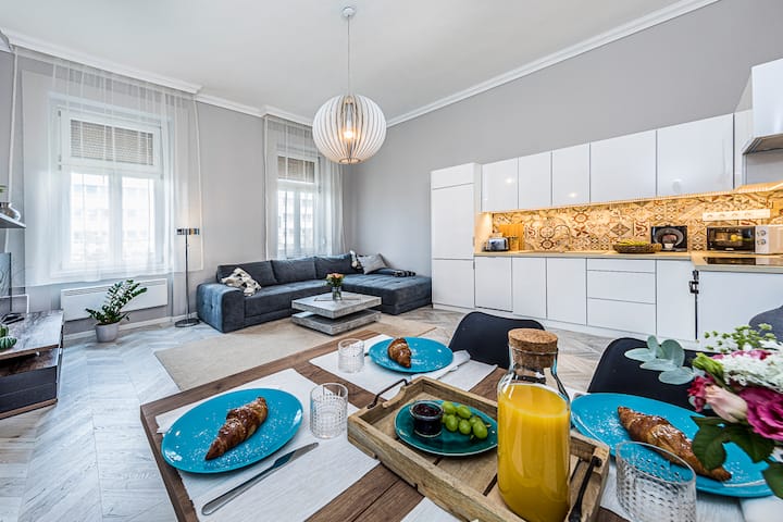 2bdr+2a/c+for Long Term Too+5* Location+soho+quiet - Budapest