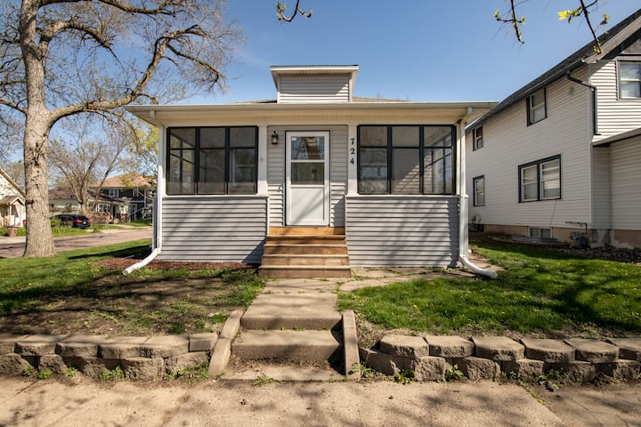 Cozy Chateau Close To Starbucks & Downtown - Sioux Falls, SD