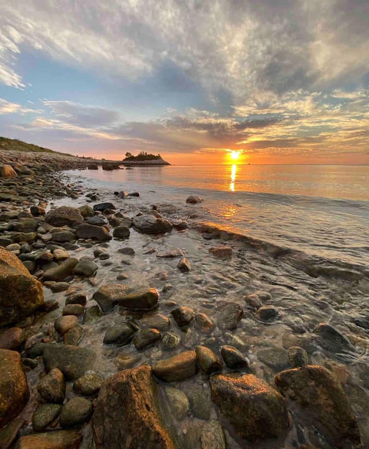Carol’s Pristine Nautical Nest - Woods Hole, MA