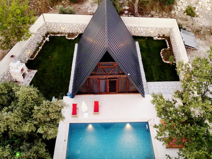 Havuz Olanağı Sunan,konforlu Ağaç Ev - Kalkan