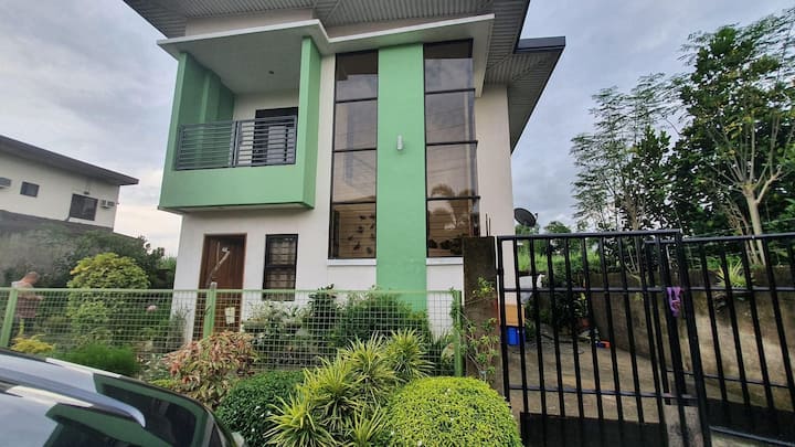 Lovely 3 Br House With Huge Lawn - Bacolod