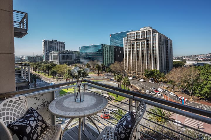 African Pastel In Charcoal - 4 Sleeper 1 Bedroom - Le Cap