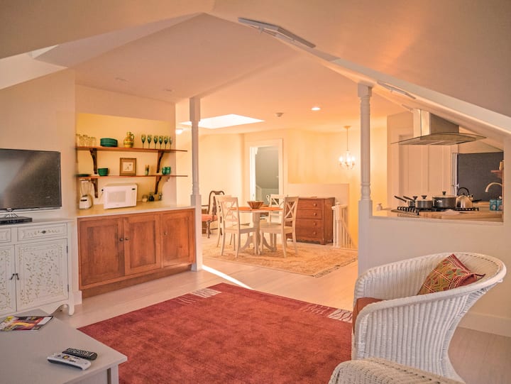 A Victorian Secret Amazing Apt.  In Historic Home - Boston, MA