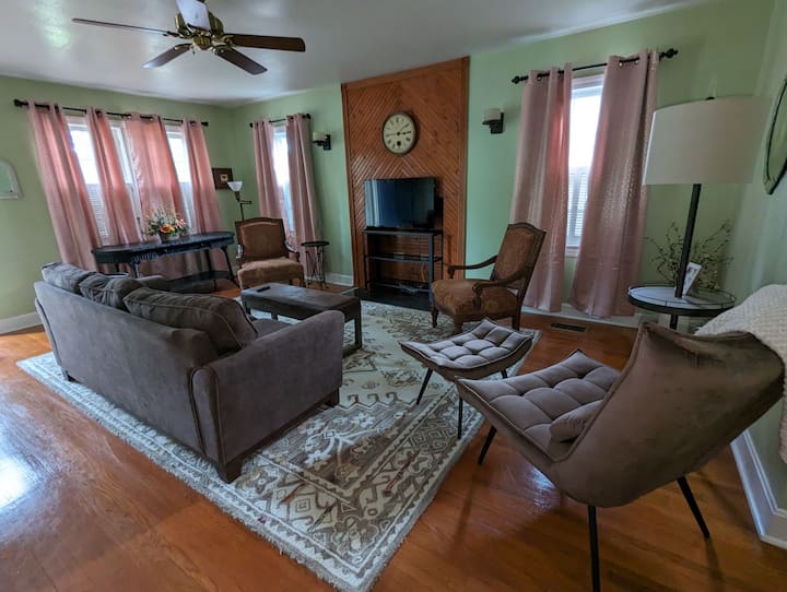 Quaint And Cozy Cottage - Fort Smith, AR
