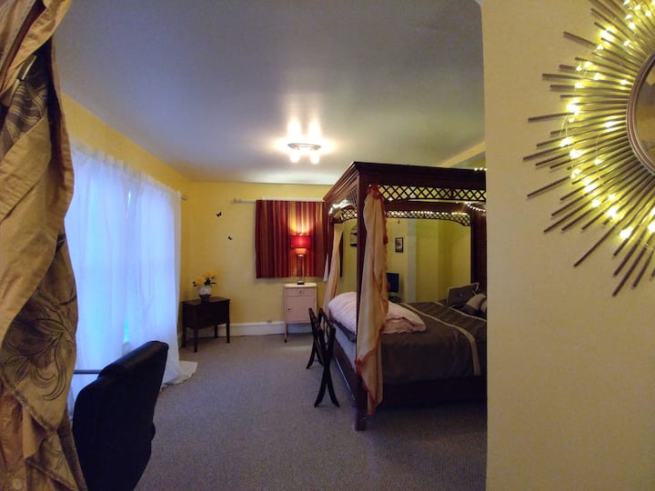 Private Room In A Restored 110+ Yo Pacific Nw Home - Seattle, WA