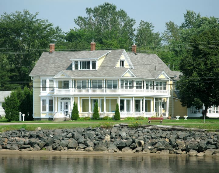 Double Queen Suite Historic Inn - Miramichi