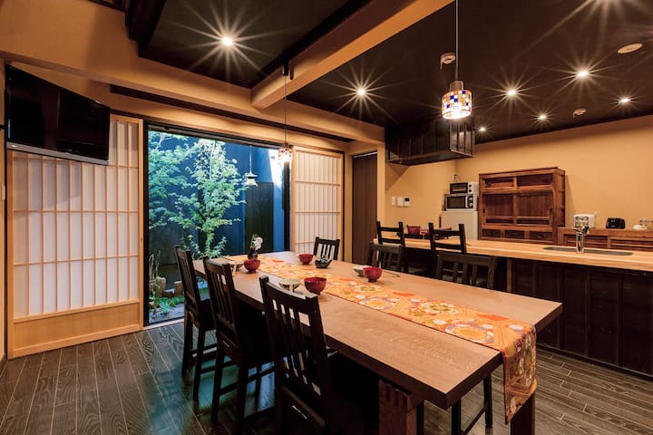 Spacious, Modern Machiya Located Along River. - Kyoto