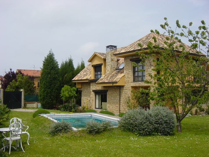 Chalet En Gijón Con Jardín Y Piscina - Gijón