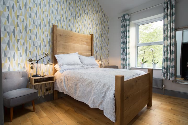 Dungeon En-suite Double Room - Hope Valley