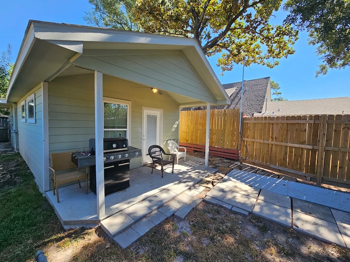 Cute Guesthouse, Yard, Huge Br And Studio Br - Houston, TX