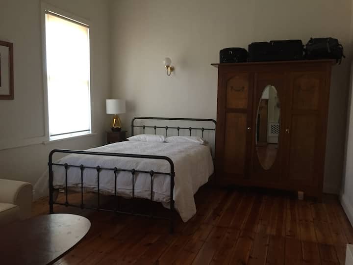 Cobalt Room: Stay For A Night, Week Or Longer - Broken Hill