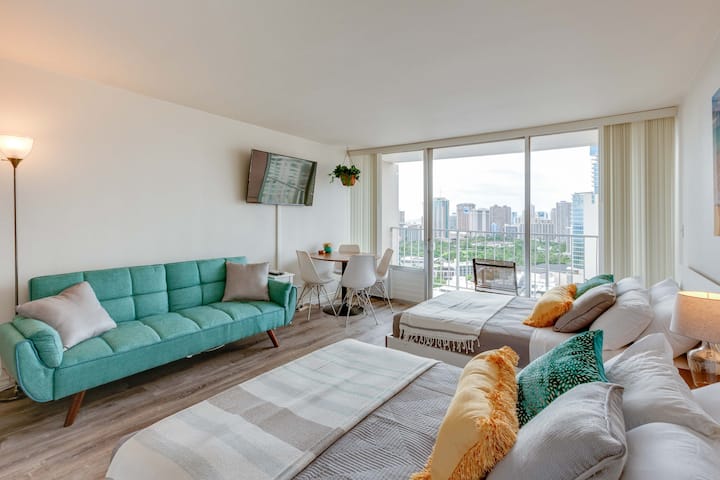 High Floor Studio! 2 Beds Free Parking In Waikiki - Honolulu, HI