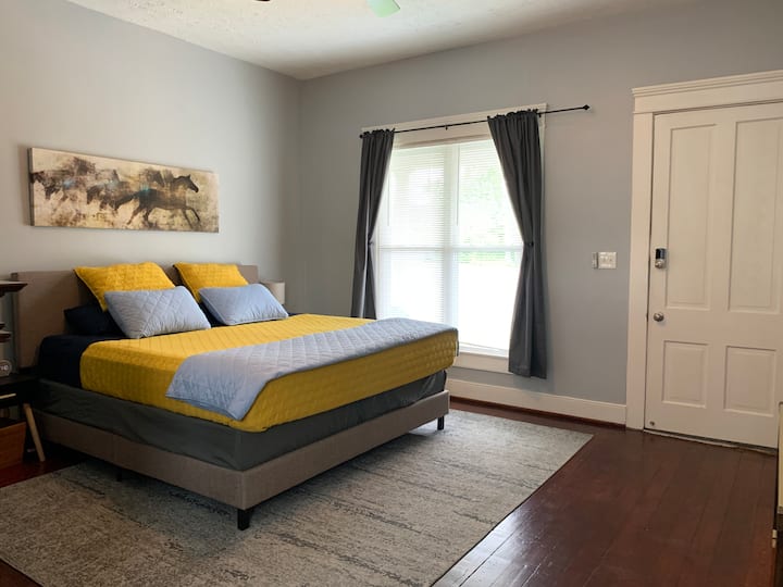 Clifton Minimalist Studio Apt - Close To Downtown - Louisville, KY