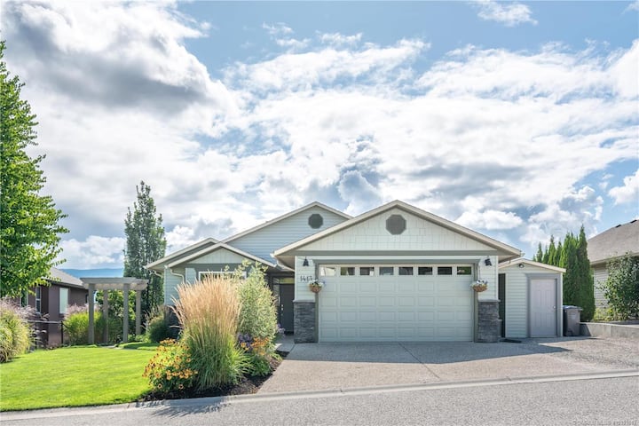 Licensed 2-bedroom Suite ~ Eco-friendly Solar Home - Kelowna