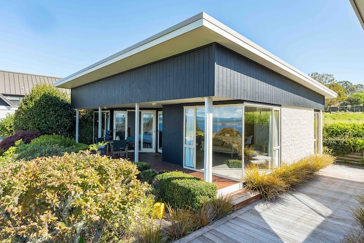 Breath Taking Views Of Lake Taupo - Taupo