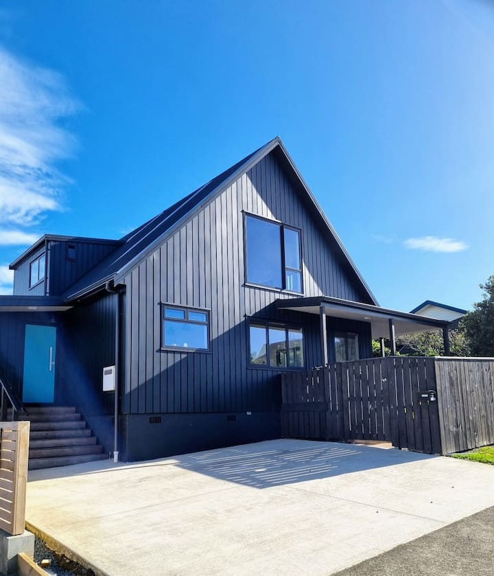 Stylish 4 Bed Home With A View - Wellington
