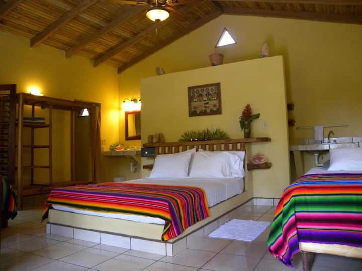 Tranquility Bay Beach Retreat And Restaurant - Trujillo, Honduras