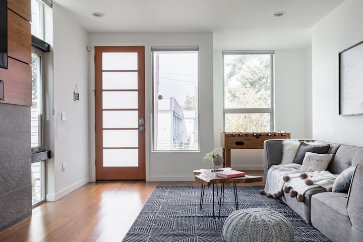 Urban Architectural Retreat With Rooftop Deck & Fireplace - Madison Valley - Seattle