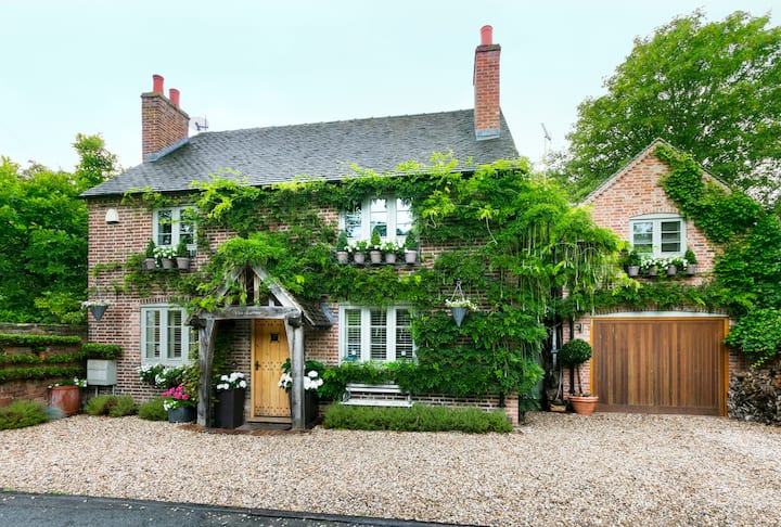 Luxury Cottage In Shenstone Village - The Royal Town of Sutton Coldfield
