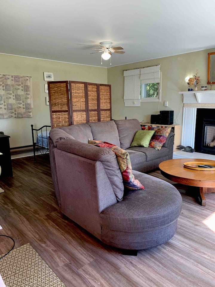 Cozy Lake Front Cottage - Kawartha Lakes