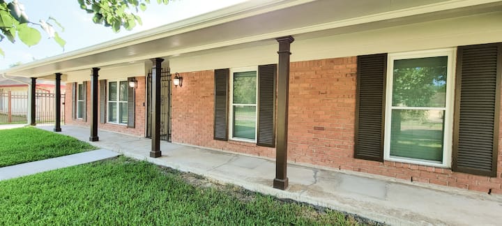 Spacious Home, Between Hobby & Downtown Sleeps 10* - Houston, TX